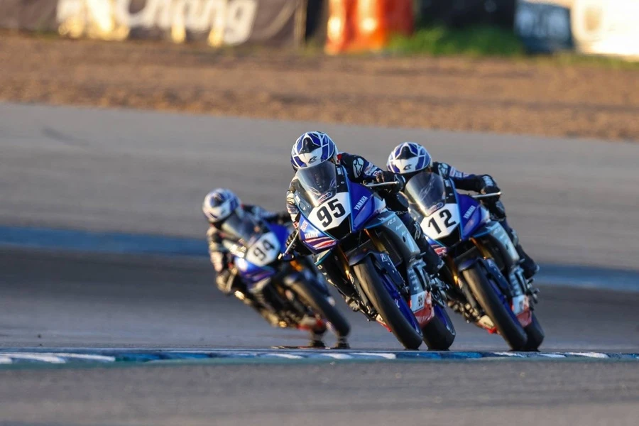 พงศ์สถิต แสนหลวง คว้าดับเบิลโพเดียม ปิดจ็อบรับแชมป์ YAMAHA R3 bLU cLU ...