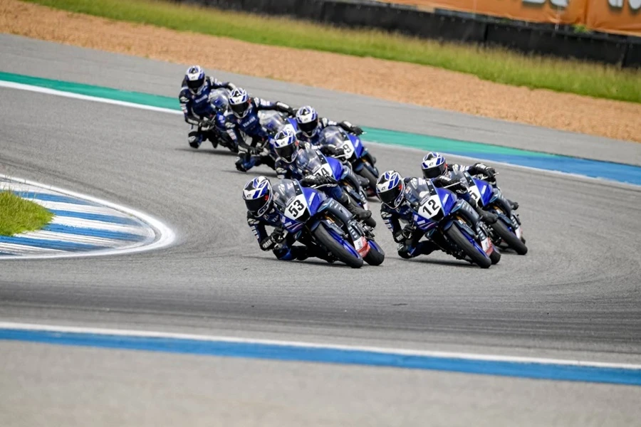 พงศ์สถิต แสนหลวง คว้าดับเบิลโพเดียม ปิดจ็อบรับแชมป์ YAMAHA R3 bLU cLU ...